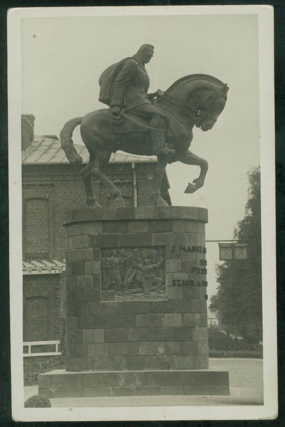 Pomnik Józefa Piłsudskiego w Komorowie k. Ostrowi Mazowieckiej, fot ...