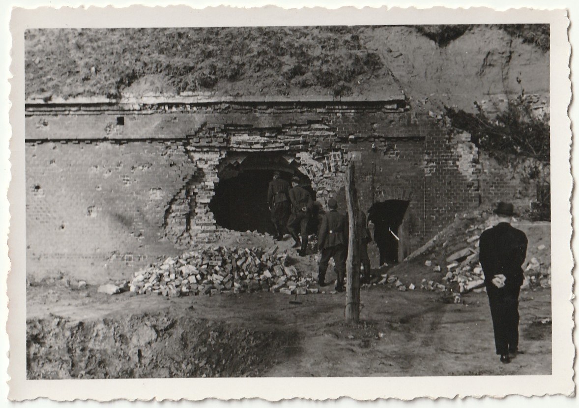 OBRONA Westerplatte. 4 fotografie przedstawiające Westerplatte we ...